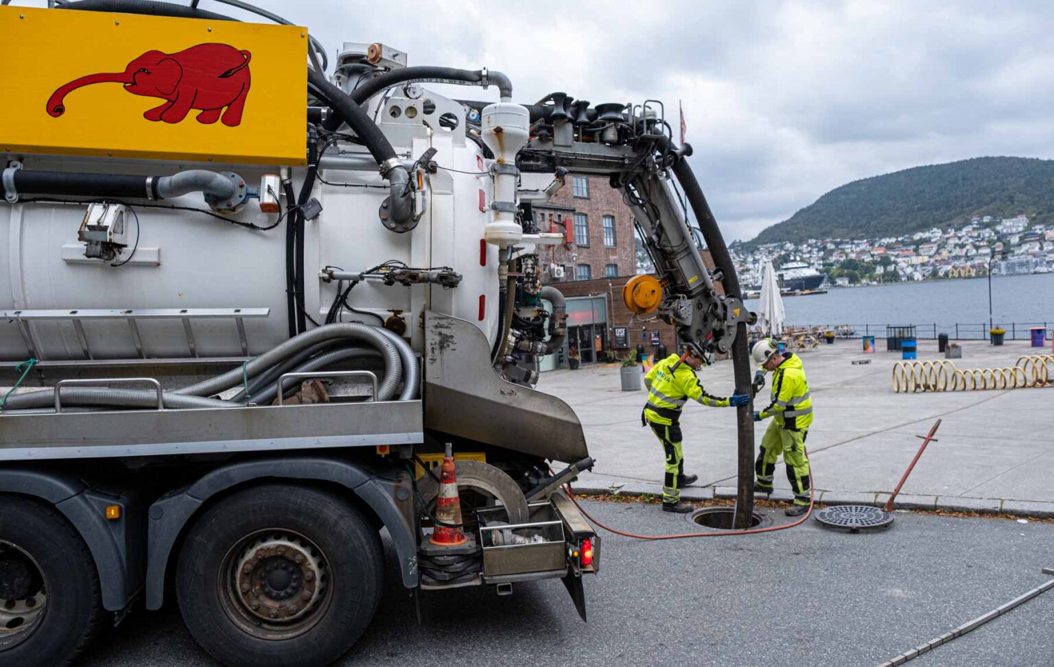 Renere fjord med tomme sandfang i Bergen - Praktisk Talt AS